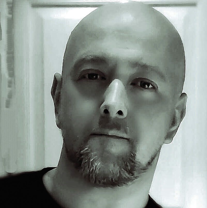 Ian Mac - Artist on PortraitMode - Share Your Street Photography