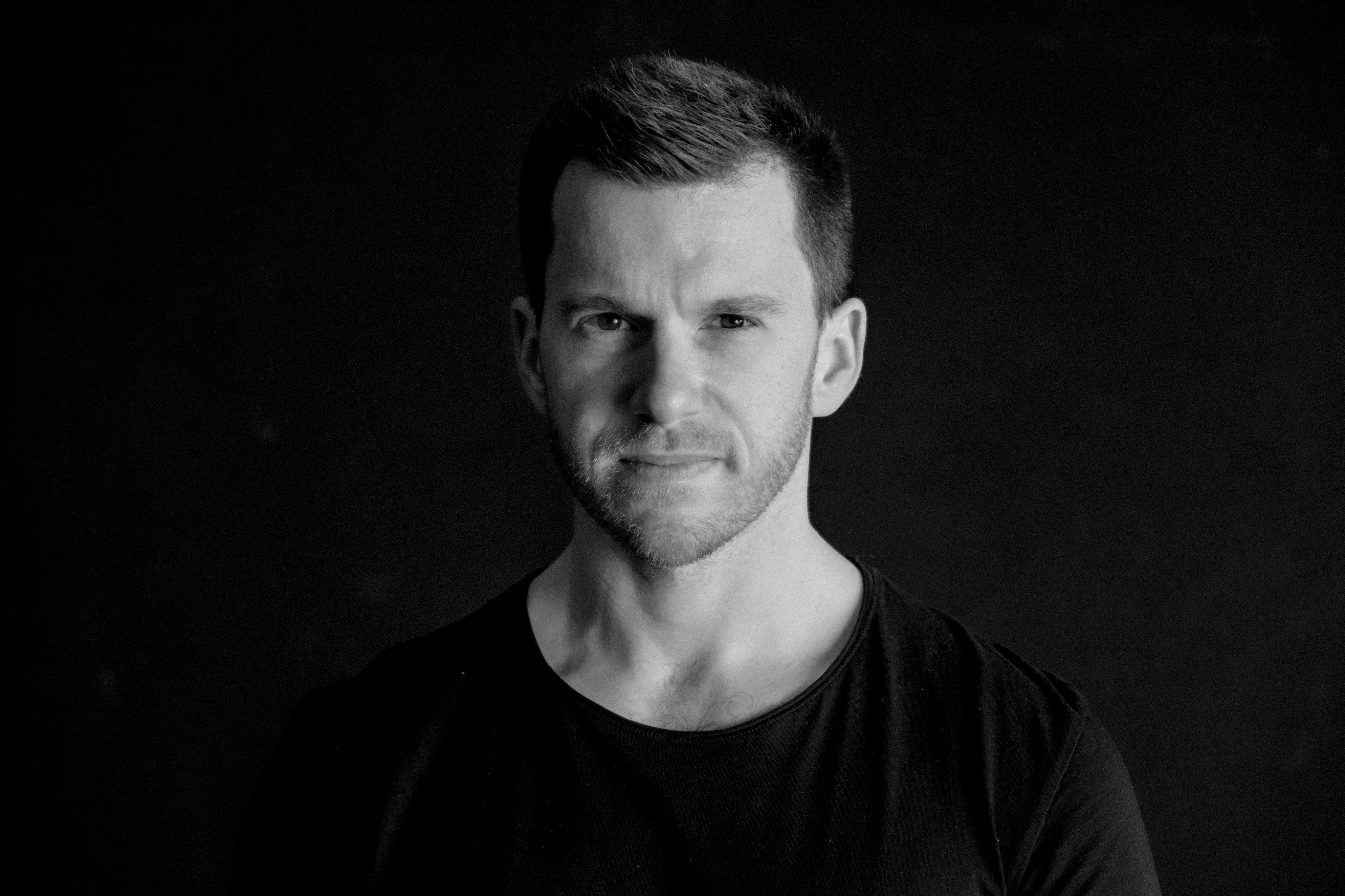 Peter Varsics - Artist on PortraitMode - Share Your Street Photography